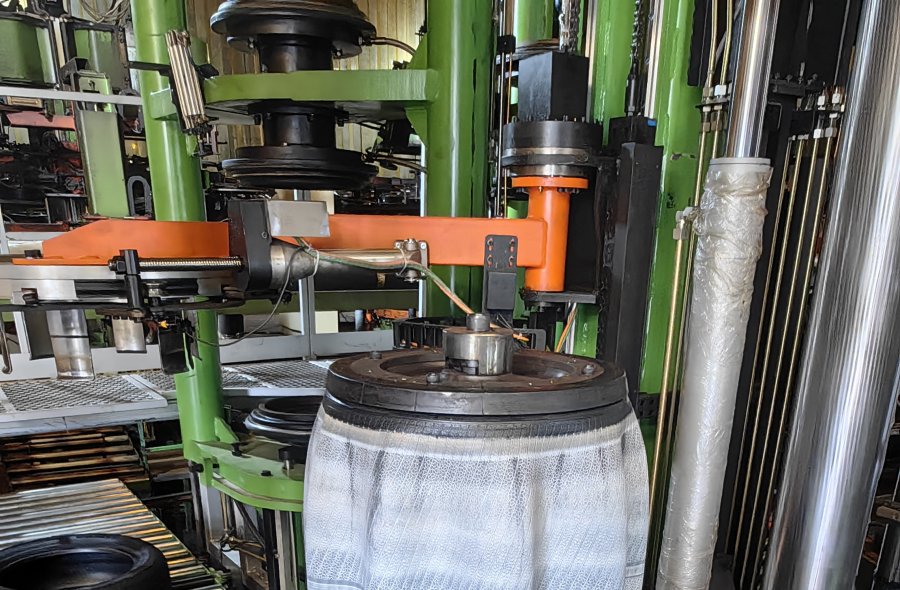 Hydraulic curing press for PCR/TBR